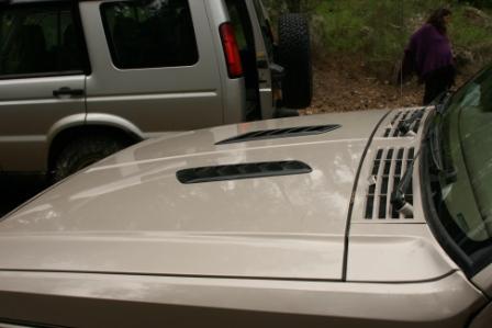 פתחי איוורור במכסה מנוע